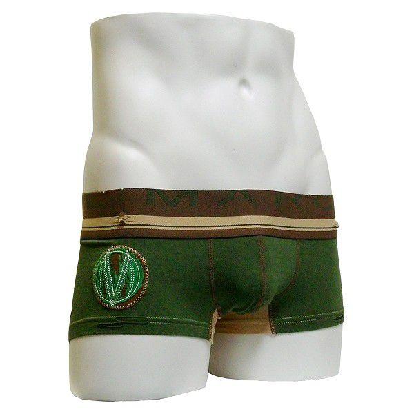 切りっぱなしや擦り切れた加工を施したヘム、傷んだようなステッチ、ユーズド加工されたベルト、ステッチ上にさらにステッチを重ねて製作されたロゴが縫いつけられています。ボロボロ感のパッチワークやウォッシュ加工の刺繍、切りっぱなしの切り替えなど、す...