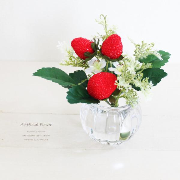「送料無料」いちごのマジカルウォーターアレンジメント本物のお水に見えるのはマジカルウォーター（人工水）。樹脂で出来ていて、固まっているの傾けてもでこぼれません。インテリアとしてお勧めです。手のひらサイズの小さめのアレンジメントです。【器のサ...
