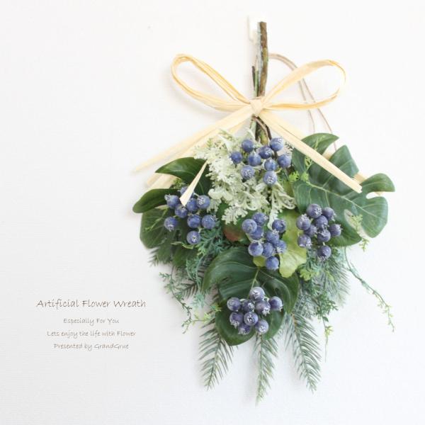 SALE♪「送料無料」ベリー＆モンステラのスワッグリース アーティフィシャルフラワー 【サイズ】結び目から細い先端までの最大の長さ約２５ｃｍ　横幅約２０ｃｍ【素　材】アーティフィシャルフラワー（造花、フェイク）素材はアーティフィシャルフラワ...