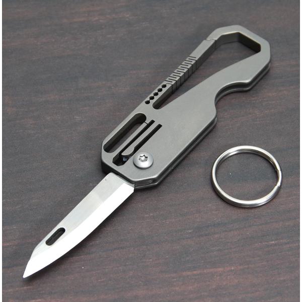 コンパクトで使いやすい折畳みナイフ!!アウトドアからダンボールの開封などの普段使いまで幅広く活躍!!折りたたむことでコンパクトに持ち運べる!!カラビナ一体型デザインバッグやベルトループに装着して楽に持ち運ぶことができます!!カラビナ部分はチ...