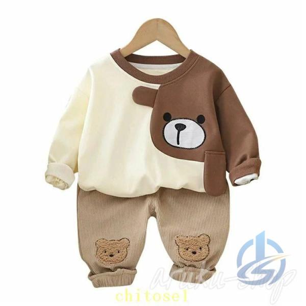 シンプルな作りで、飽きの来ないデザイン、シンプルなモノトーンスタイルの子供用セットアップ 上下セットです。  ファッション性と通気性が良く、耐久性も抜群です！  上下別にもお使いいただける便利なセットです。長袖Tシャツ+ アクティブロングパ...