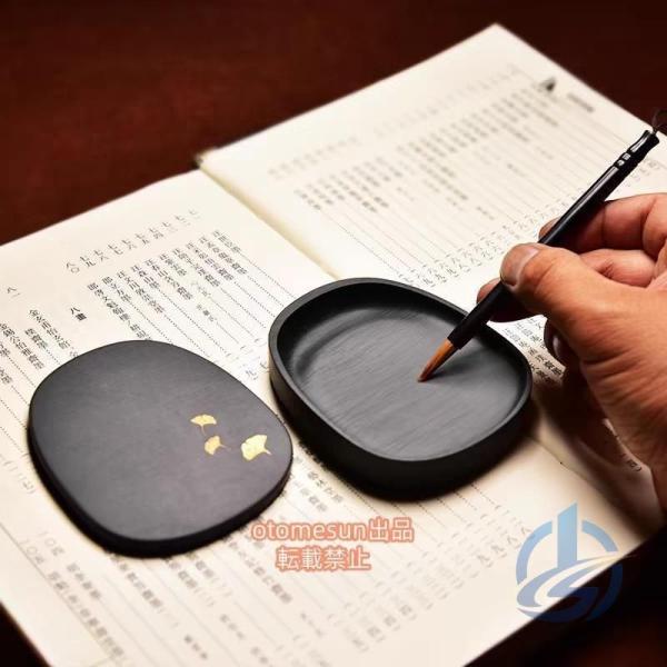 1.種類：歙州硯2.水を濡らさず、寒さで凍らず、良質の石硯は多くの書道名者から賞賛されています。実用的かつ経済的、書道愛好家への完璧な贈り物としては人気があります。3.使用用途：日常書道・半紙用 小学生の書道バッグに入るサイズ。天然の石のた...