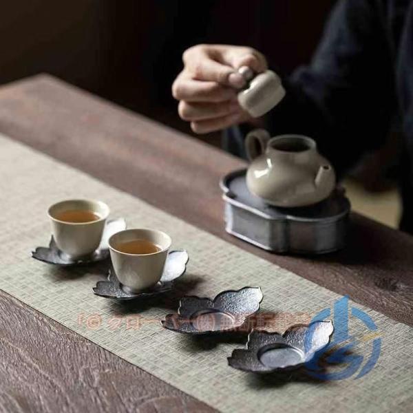 サイズ：縦 約6.5cm / 横 約10.2cm / 内径 約3.5cmどんな茶杯にも合う錫製の茶托です菱型に花をかたどった美しいデザインです。