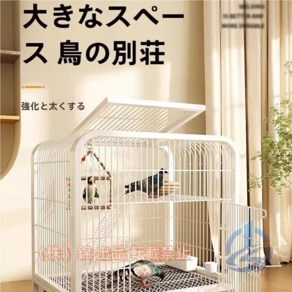 衝撃に強い金網素材で作られており、耐久性があり長持ちします。鳥かごは、広々とした空間で鳥が快適に過ごせる大型バードゲージです。ルームエリアを分けられるため、複数の鳥を飼っている方に最適なインコケージです。鳥かごの下に設置されたローラーにより...