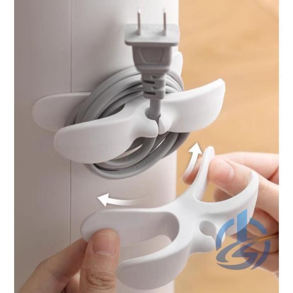 電源コードをスッキリまとめる便利アイテム♪シリコン製のコードホルダーです。両面テープで貼り付け簡単＆穴あけ不要☆【素材について】シリコン他【カラーについて】生産ロットにより柄の出方や色の濃淡が異なる場合がございます。お使いのモニターや撮影時...