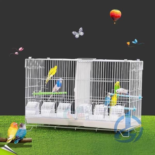 ◆中心に仕切りが付いているのでお部屋を分けて飼育できる鳥かご仕切りを外して使用することもできるので、広々と使用することもできます。底は引き出し式トレーで簡単にお掃除ができます。◆餌入れや稼働式の止まり木もあり、鳥たちが快適に過ごせる工夫がい...