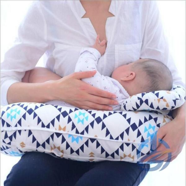?授乳クッションを使えば一定の抱き方になり授乳がしやすくなります。?綿100%生地のかわいいポップなアニマル柄カバーが付いたマルチクッションです。?授乳の時このクッションの上に赤ちゃんを寝かせれば、支えになって腕も肩も楽チンに。?カバーリン...
