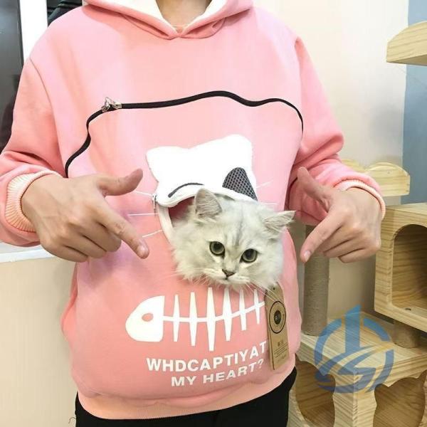 猫や犬（小型犬）、小さい動物を入れるためのパーカーです☆その為に作られているので、ちょっと不恰好!?な気もしてしまいますが、「猫（犬）を入れたい！」からイイのです！猫様犬様が快適ならば、人間は二の次商品詳細■素材：ポリエステル※備考●実寸は...