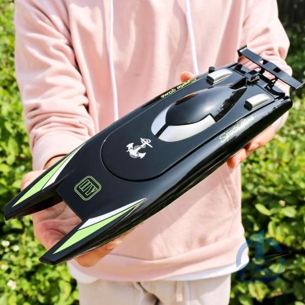 【高速RCボート】ダブルモーターを搭載し、最大速度25km/hに達します。スイミングプール、池、川、湖に適しています。少しエキサイティングなカーレースでも、プールで友達ともっと楽しんでください。【2.4GHZ無線コントローラー】無線コントロ...