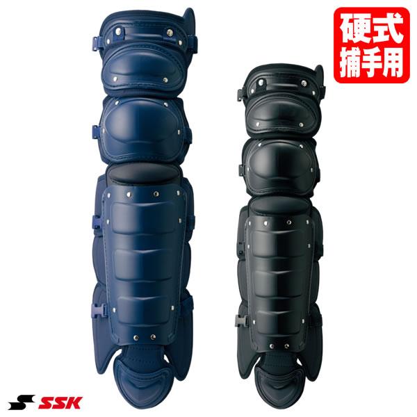 サイドパッドを3分割にし、フィット感を高めました。打球保護パッドを内もも・足甲に搭載。ファールボールから内もも・足甲を保護します。■カラーネイビー（70）ブラック（90）■サイズ(A)365×(B)685mm■重量（片足）690g平均■素材...