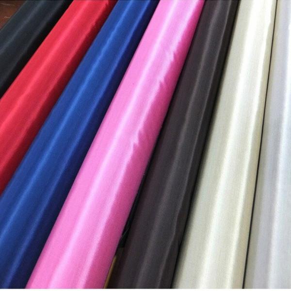 バッグ用裏地  レーヨンシャンタン  (生地 布)■１カラー数量5（50cm）以上10cm単位の販売です（10cm単価）■メール便1通分の目安：3ｍまで■素材　レーヨン100％■生地の種類　シャンタン■生地幅　約120cm■厚さ　中厚（キャ...