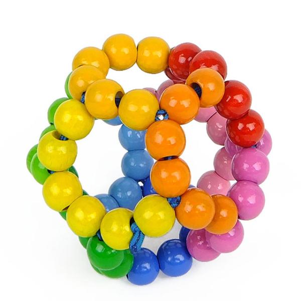 立体を感覚的に学べるベビートイ。丸くつかみやすい木のおもちゃは、ゴムでつながっているためクネクネと形を変えるので赤ちゃんも興味深々で遊んでくれます。奥行きの概念や指先の感覚を養う木製の知育玩具としてもおすすめです。にぎにぎ期の赤ちゃんから幼...