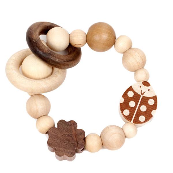 握りやすく、舐めやすく、振りやすい。赤ちゃんにとって3拍子そろったかわいいてんとう虫の木のおもちゃ。どんなお洋服やおもちゃにもなじむナチュラルカラーはおしゃれなママに大人気です。大きさの異なる丸いビーズやクローバー型のモチーフ、てんとう虫さ...