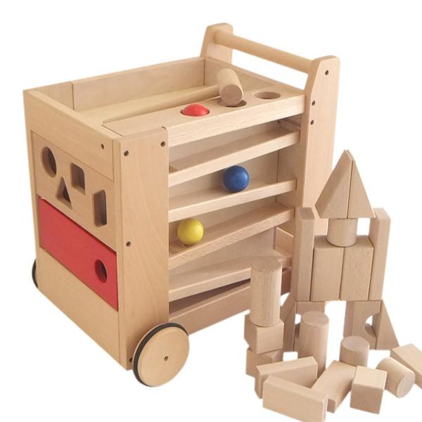 日本のおもちゃ職人が子供のために考えた純国産の木製玩具「ジョイフルワゴン」このワゴンに、積木や形合わせ、数あそび、トンカチたたき、ボール転がしのあそびの要素が詰まっています。付属のおもちゃはすべてワゴン内に装着・収納できるのでお片付けも簡単...
