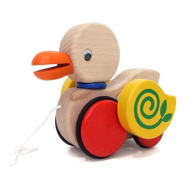 国産の安心プルトーイ引いて歩くと黄色い羽根を「くるくる」と回しながら付いてきます。進むとカタカタと音も出るのでとてもかわいいです。木のおもちゃの職人は長時間色あざやかなおもちゃを！という想いから、木に塗料を吸い込ませる方法を考えました。お座...