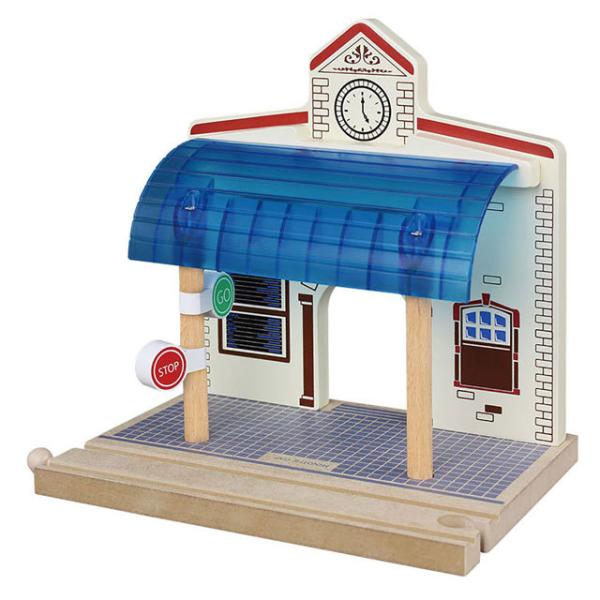グランパパの木製レールセットに組み合わせて遊べる木製の駅パーツです。赤い屋根とレンガの駅舎はどこか外国の駅のよう。GOとSTOPのサインはくるくる回せるようになっています。簡単な英語のお勉強にも役立ちますね♪電車を停めて「出発進行〜！」子供...