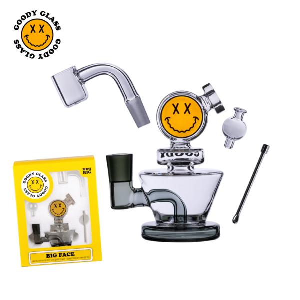 クオーツバンガーとカーブキャップがセットになった手のひらサイズのワックス用ミニボング。空気との接触を最小限に抑えながら蒸気を冷却するように特別に設計されているため、いつでも最も風味豊かなヒットを得ることができます。「Big Face」は底部...