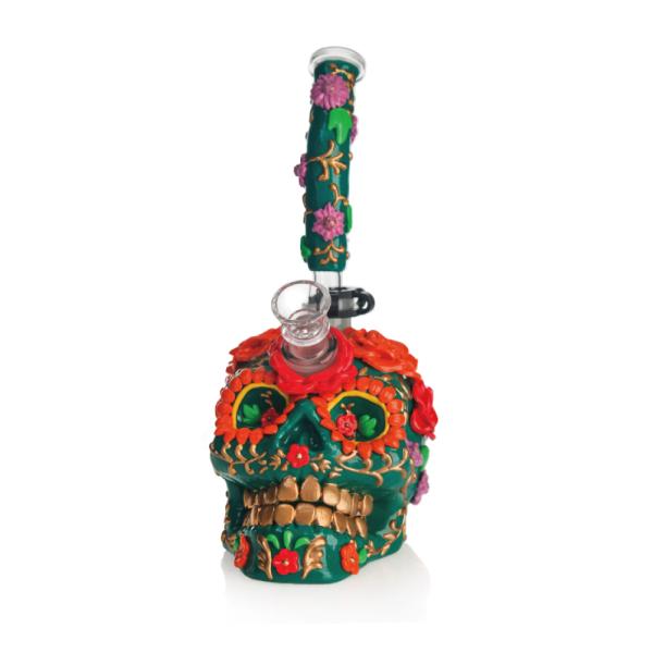 スカル型のガラスボングに鮮やかな装飾を施したアーティスティックな一品。使用はもちろんのこと、飾っておくだけでも存在感がありインテリアにも。固定型のダウンステムはカット部から煙が分散し、濾過の効果が得られます。2パーツに分解でき、装飾がありな...