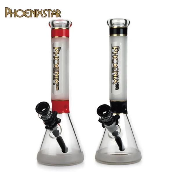 PHOENIX STAR(フェニックススター)のビーカー型ボング。サンドブラスト加工のボディとゴールドラインがカラーを際立たせ、シックな印象に。十分な水量と長めの煙道で、しっかりと濾過された煙が口元へ届きます。頑丈な耐熱ガラス製。火皿・ダウ...