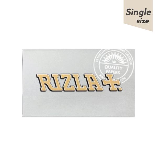 【発売日：2018年03月01日】上質な麻繊維から作られているRIZLA paper。シリーズで最も薄いシルバーは紙の匂いもごく控えめでタバコの味を損ねません。【商品詳細】サイズ：レギュラーサイズ (69mmx35mm)内容：100枚入りシ...