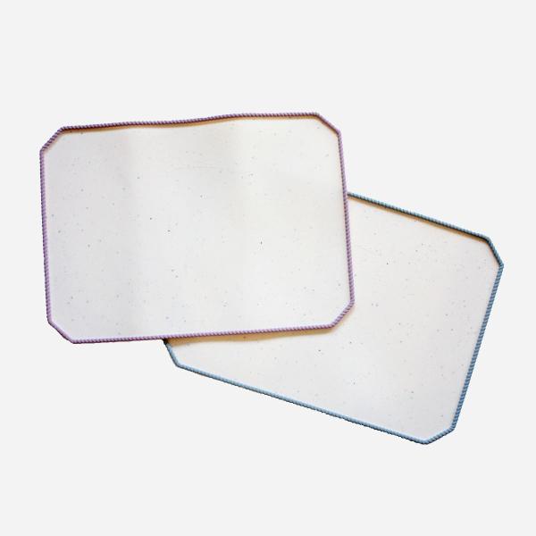 ＜ポイント＞●こぼれたものをキャッチできるシリコン製のお食事マット！●飲みこぼしが広がらない　4mmの縁付き★●お片付けも楽々できる●シリコンのつぶが混ざった陶器のようなデザインです。