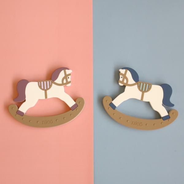 【ポイント】・人気のnicoの歯固めシリーズ！・歯が生えてくるときのムズムズを解消！・写真映えするかわいいデザインでオシャレに！・ちょっとしたプレゼントにもオススメです！【商品詳細】●サイズ：約7cm×8.5cm●素材 シリコーンゴム●お手...