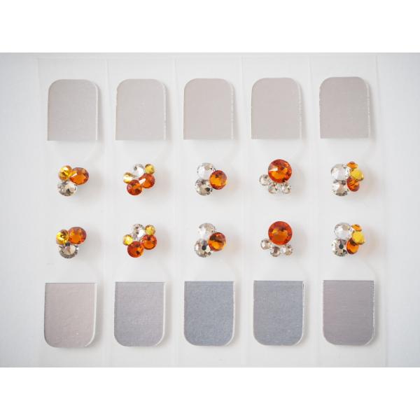 ピンセットを使用せず、テープ接着面に指が触れずに付けられるタブ付きテープ。初めての方でもワン・ツー・スリーで簡単装着できます。商品の素材は、安心・安全、天然のゴムを使用した肌に優しい日本製医療テープ、ツボ粒球はチタン99.9%、スワロフスキ...