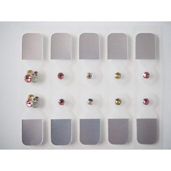 ピンセットを使用せず、テープ接着面に指が触れずに付けられるタブ付きテープ。初めての方でもワン・ツー・スリーで簡単装着できます。商品の素材は、安心・安全、天然のゴムを使用した肌に優しい日本製医療テープ、ツボ粒球はチタン99.9%、スワロフスキ...