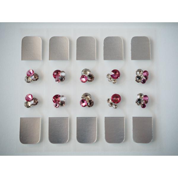 ピンセットを使用せず、テープ接着面に指が触れずに付けられるタブ付きテープ。初めての方でもワン・ツー・スリーで簡単装着できます。商品の素材は、安心・安全、天然のゴムを使用した肌に優しい日本製医療テープ、ツボ粒球はチタン99.9%、スワロフスキ...