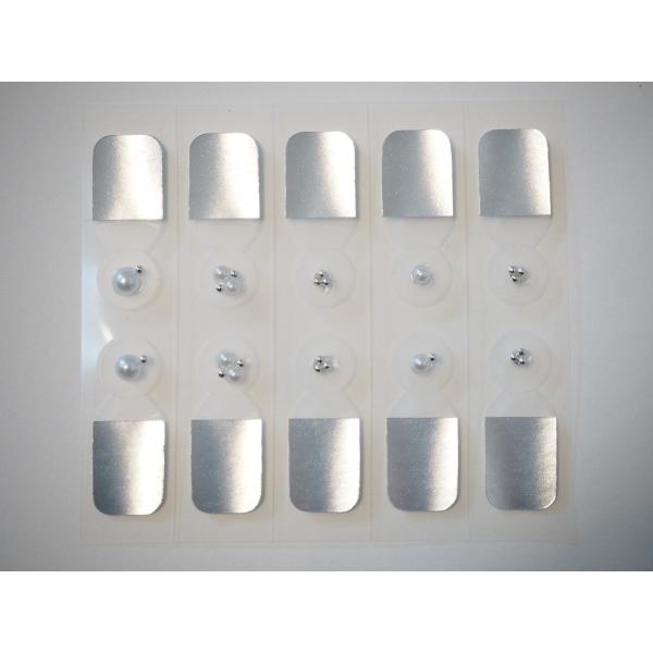 ピンセットを使用せず、テープ接着面に指が触れずに付けられるタブ付きテープです。初めての方でもワン・ツー・スリーで簡単装着できます。商品の素材は、安心・安全、天然のゴムを使用した肌に優しい日本製医療テープ、ツボ粒球はチタン99.9%、スワロフ...