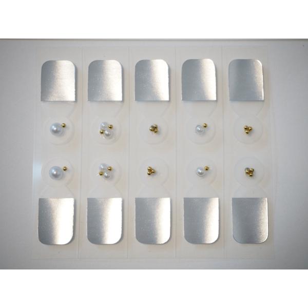 ピンセットを使用せず、テープ接着面に指が触れずに付けられるタブ付きテープです。初めての方でもワン・ツー・スリーで簡単装着できます。商品の素材は、安心・安全、天然のゴムを使用した肌に優しい日本製医療テープ、ツボ粒球はチタン99.9%、スワロフ...