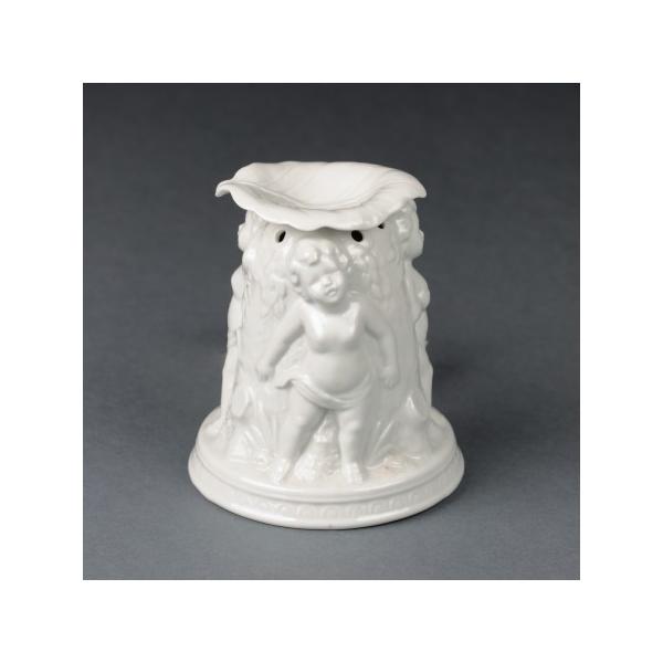 アロマランプ スリーエンジェル品番：04717参考価格：3,850円(税込)3,850円(税込)取り扱っている芳香器（ディフューザー）は、すべての商品で火を使わずに安心してご使用いただけます。天然の香りにつつまれた新しい生活空間をお楽しみく...