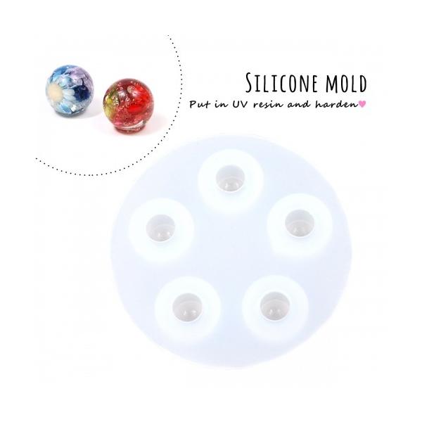 球体が作れるシリコンです。お好きな封入素材と一緒にレジンを流し込んでオリジナルのパーツを作っちゃってください♪○数量：1個○サイズ：約12mm○素材：シリコン（表記のサイズは目安です。実際の寸法は個々に若干異なる場合がございます。）※生産ロ...
