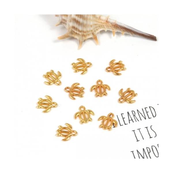 レジン封入に使いやすい！！カンを切らなくてもそのまま封入できるカンなしチャーム。スタッフも作品見本を作るときに重宝してます♪○数量：10個○サイズ：10×10mm○カラー：ゴールド（表記のサイズは目安です。実際の寸法は個々に若干異なる場合が...