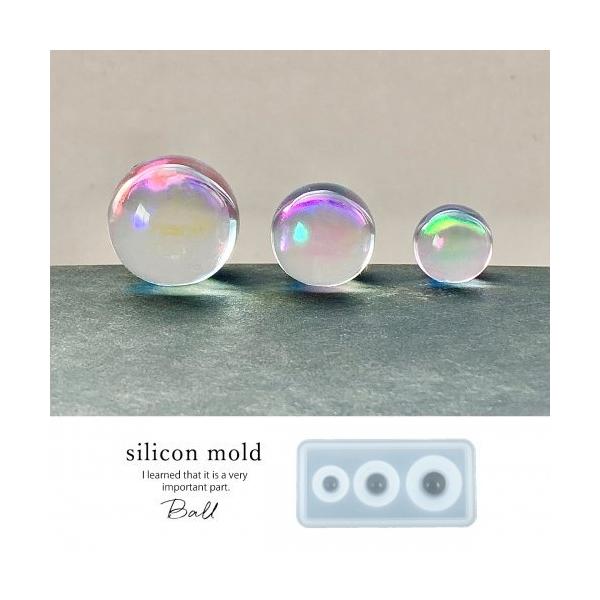 3サイズの球体ができる^^※オーロラカラーの球体の作品は、モールドに4分の1くらいの量のクリアレジン液を流し入れ、全体に行き渡るように回しながら(球体の空洞のドームを作るイメージで)ライトで硬化した後に(モールドから取り出さずにそのまま)ミ...