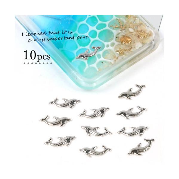 レジン封入に使いやすい！！カンを切らなくてもそのまま封入できるカンなしチャーム。スタッフも作品見本を作るときに重宝してます♪○数量：10個○サイズ：約7×14mm○カラー：シルバー（表記のサイズは目安です。実際の寸法は個々に若干異なる場合が...