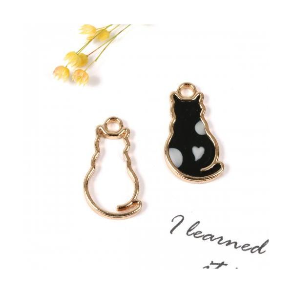 どこを見てるのかな？背中を向けたおすわりにゃんこのレジンフレーム★商品型番：21077-G の一回り小さめサイズです＾＾○数量：1個○サイズ：約28×15mm（カン含む）○カラー：きれいめゴールド（表記のサイズは目安です。実際の寸法は個々に...