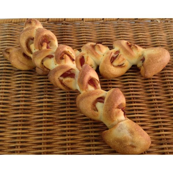 ベーコンと黒胡椒をフランス生地で包みパリッと焼き上げています。フランスの定番☆サイズの目安：長さ約27ｃｍ　　重さ：約85g（手作り商品につき気候や湿度により変動することがあります）賞味期限：常温保存で4日間　　　　　冷凍保存で３週間保存方...