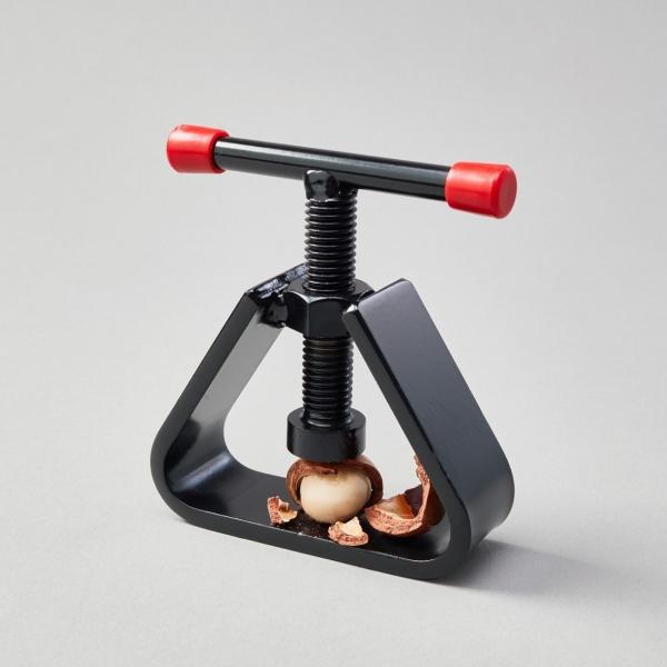 【発売日：2020年01月15日】ＯＲＩＷＡが自信をもってご提供いたします，ニュージーランド産マカダミアナッツ用の殻割り機です．新色ブラウン入荷しました．※マカダミアナッツはついておりません．別途お買い求めください．＊＊＊＊＊＊＊＊＊＊＊＊...