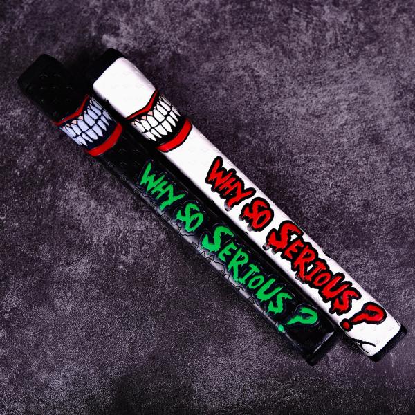 退屈なグリップに飽き飽きしていませんか？私たちもです。GOAT x SHOWHANDの「WHY SO SERIOUS?」グリップは、大胆なアートワークと本格的なパフォーマンスで、従来のデザインの枠を打ち破ります。これは単なるグリップではあり...