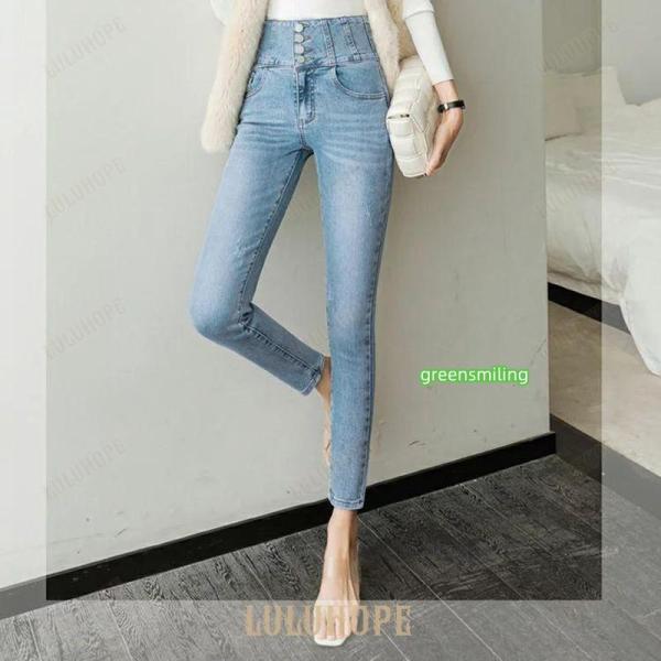 こだわりぬいた美シルエットスキニーパンツ。  スタイルアップに欠かせないハイウエストデザイン。 4連ボタンがアクセントになって、ウエスト周りすっきり!! これ1本で脚長効果抜群のボトムスです。 どんなアイテムとも相性抜群なうえ、シーズン問わ...