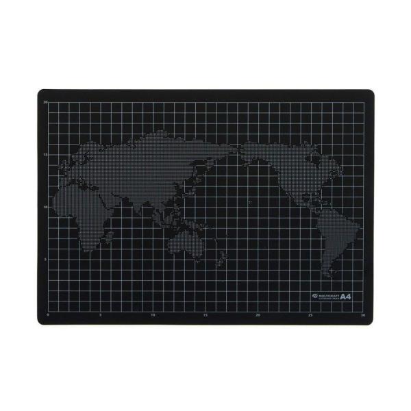 カッターで生地などを切るときに便利な下敷きです。