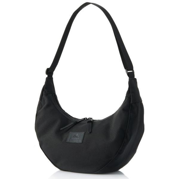 三日月型のユニークなシェイプのこのショルダーバッグはスマイルからインスピレーションを受けてデザインされています。シンプルなデザインながら独特の雰囲気を持つこのバッグでお出かけすれば、自然と笑顔になれるでしょう。