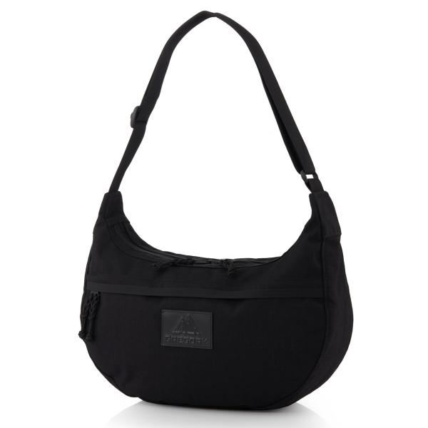 グレゴリーロゴをカスタムした遊び心のあるシリーズ。リッチなレザーエンボスのロゴパッチが印象的で、アンティークなブラックのジッパータブ、ナイロンコードなどを使用し、オールブラックの仕様に仕上げました。