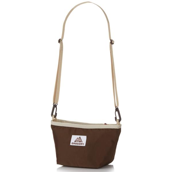 小さな小さなショルダーバッグですが、マチを大きく取ることで収納力は見た目以上で充分です。このマチはバッグに収納力を与えるだけではなく、特徴的なバッグのデザインをつくり出しています。