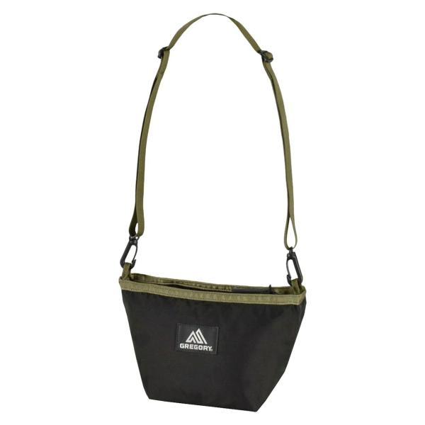 小さな小さなショルダーバッグですが、マチを大きく取ることで収納力は見た目以上で充分です。このマチはバッグに収納力を与えるだけではなく、特徴的なバッグのデザインをつくり出しています。