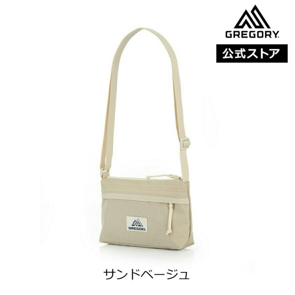 気兼ねなく使える。もっともシンプルなショルダーバッグです。洋服のポケットがひとつ増えたかのように非常に便利で、どんなコーディネートも邪魔しません。いつでもどこにでもお供します。