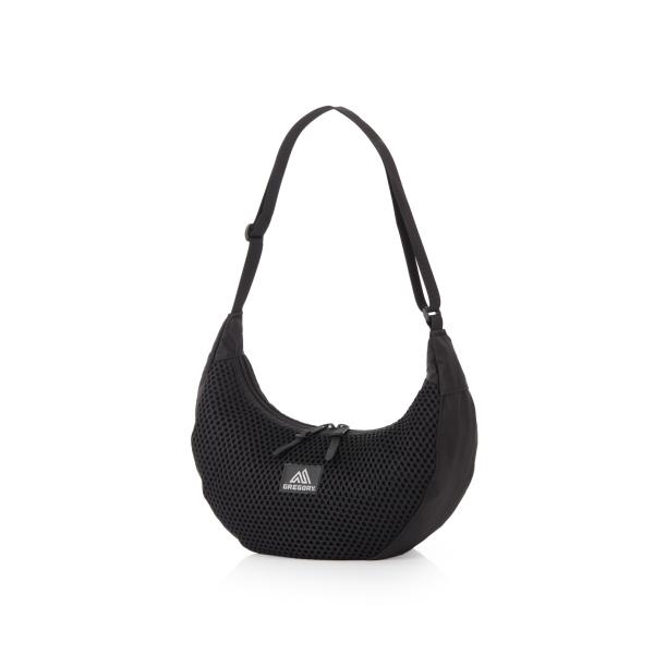 三日月型のユニークなシェイプのこのショルダーバッグはスマイルからインスピレーションを受けてデザインされています。シンプルなデザインながら独特の雰囲気を持つこのバッグでお出かけすれば、自然と笑顔になれるでしょう。