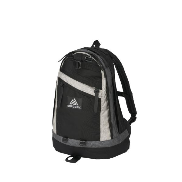 一度解体して再構築したかのようなユニークなデザインが特徴です。無骨でラフな印象ながら、どこか繊細さも感じるデザインには、遊び心が詰まっています。非対称な切り替えや素材のミックス感が、個性的な存在感を生み出します。背負うだけで“はずし”と“深...