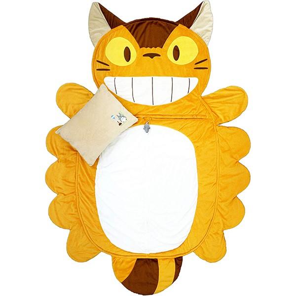 【サイズ】シュラフ：192×138cm（耳、シッポ含む）枕：約28×39cm大人気「となりのトトロ」より、ネコバスのかわいい寝袋です。おなかのチャックを開けるとなんと！ネコバスの中にすっぽり入れちゃうシュラフ（寝袋）です♪ネコバスの顔に入れ...